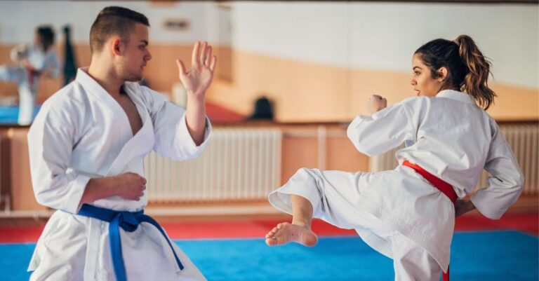 Pasy w karate - jakie mają kolory i co oznaczają? Jak zdobywa się pasy ...